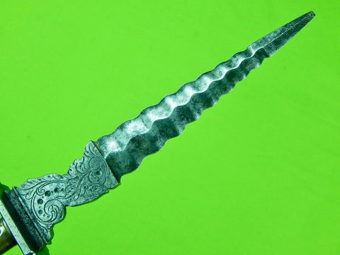 flamberge dagger